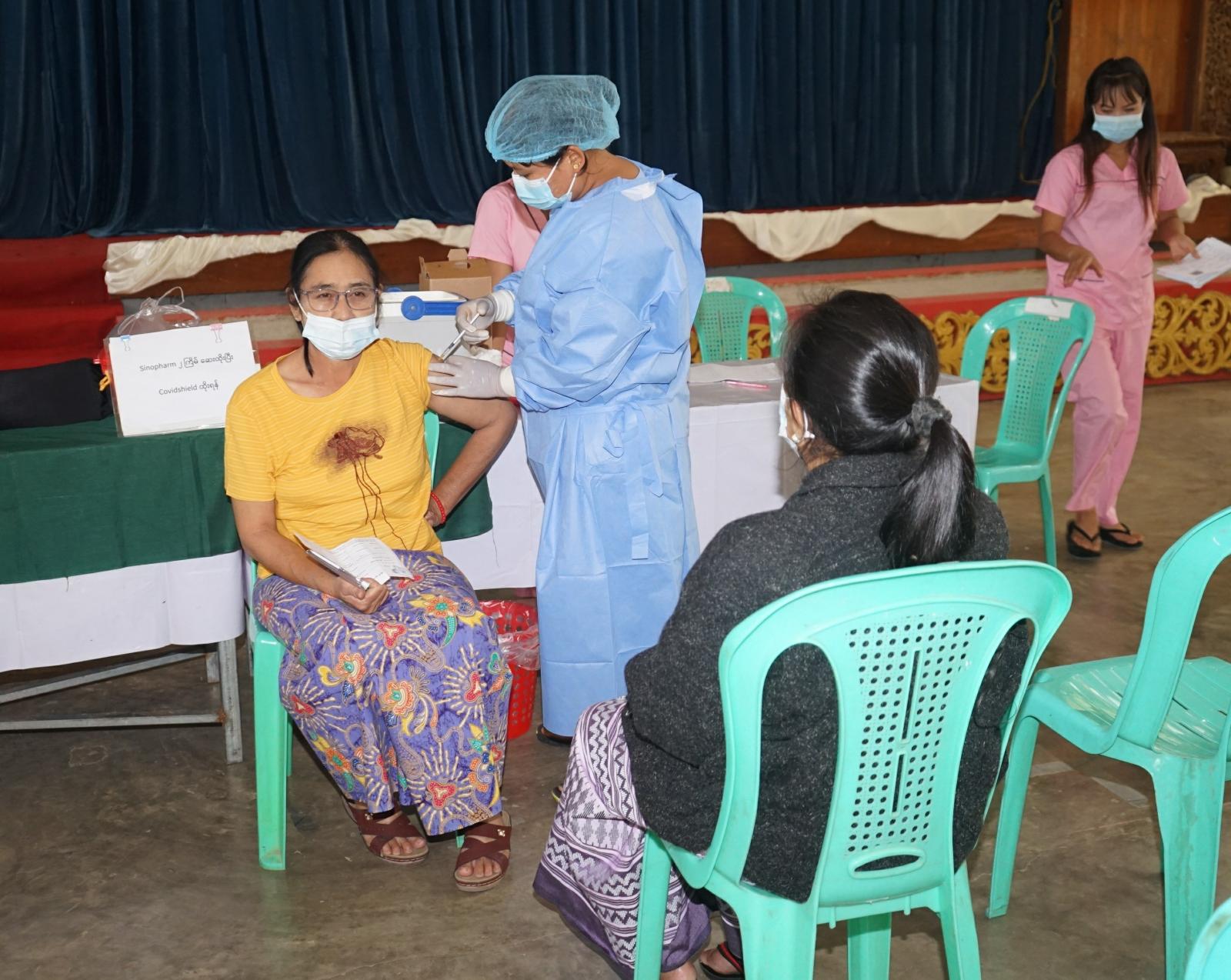 တောင်ကြီးမြို့နယ်ရှိ ပြည်သူများအား ကိုဗစ် ၁၉ ရောဂါကာကွယ်ဆေး ထပ်ဆောင